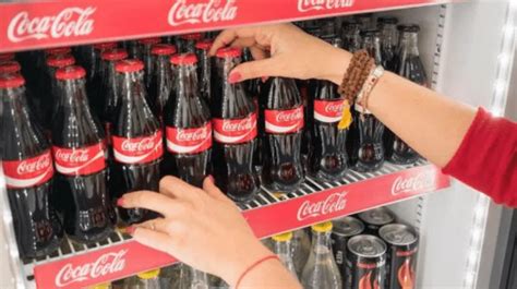VIDEO Revela influencer el por qué la Coca Cola sabe diferente en cada