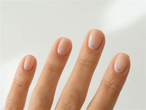 Uñas naturales cortas y manicura minimalista la nueva tendencia en