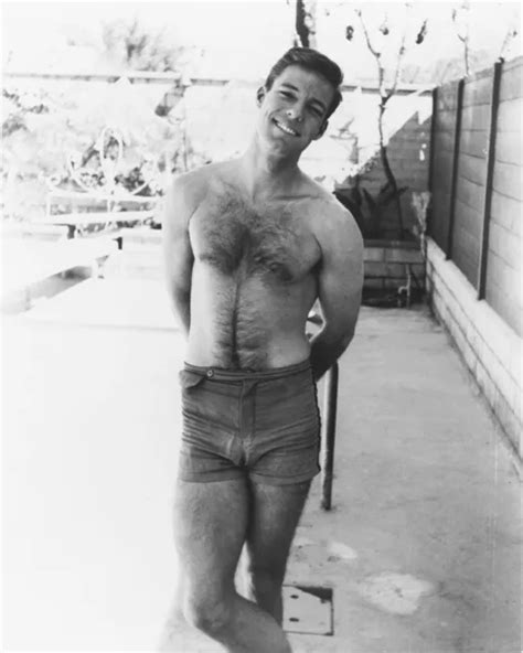 RICHARD CHAMBERLAIN 8X10 Photo Beefcake Pin Up Smiling In Shorts