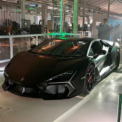 Абсолютно новий Lamborghini Revuelto CrifAvto