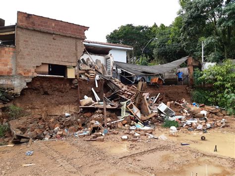 Parte de casa desaba e moradora fica desabrigada após chuva em Poços de