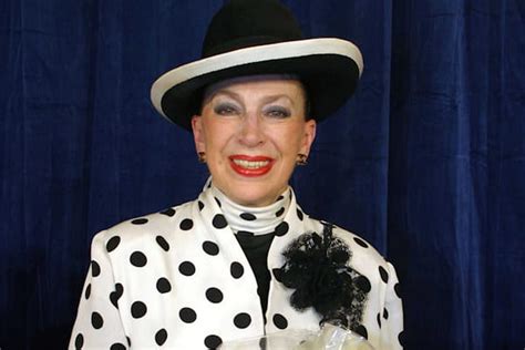 Geneviève de Fontenay en chapeau bicolore et veste blanche à pois noirs