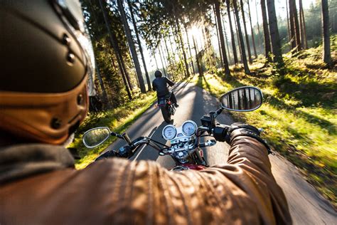 Motociclistas deben portar el casco de protección de manera correcta