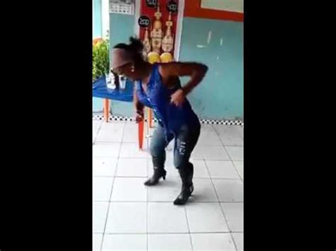 Mulher bêbada dançando e acaba caindo no chão YouTube