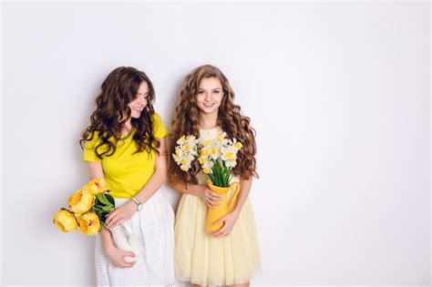 Studio Fotografii Dwóch Uśmiechniętych Dziewczyn Stojących Blondynka I