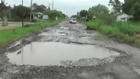 Jalan Rusak Di Lampung Yang Diprotes Warga Seketika Diperbaiki Saat