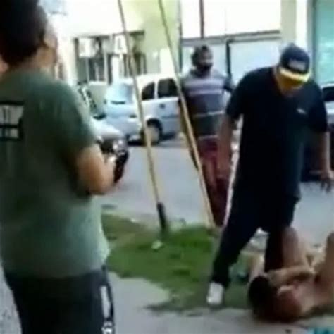 Video un ladrón que había robado un celular fue desnudado y golpeado