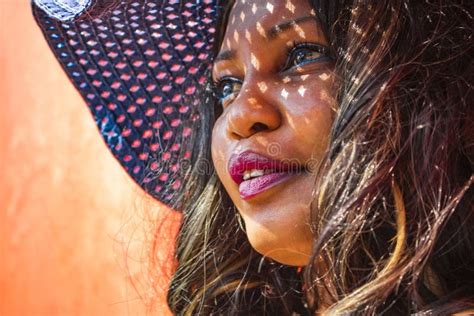 Ci Rrese Para Arriba De Una Mujer Africana Hermosa En Un Vestido Rayado