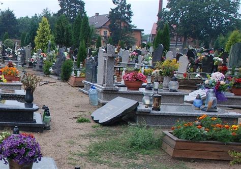 Skandaliczna dewastacja na jednym z cmentarzy ZDJĘCIA