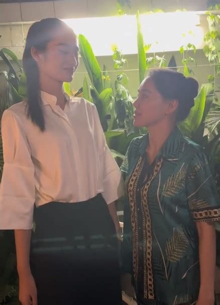 Clip Ý Nhi khóc nức nở tạm biệt dì Dung để rời công ty xin trả lại