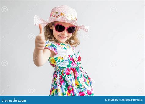 Petite Fille Joyeuse Heureuse Souriant Montrant Des Pouces Image Stock