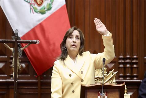 Dina Boluarte se convierte en la nueva presidenta del Perú tras