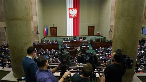 Najnowszy sondaż Minimalna różnica notowań KO i PiS