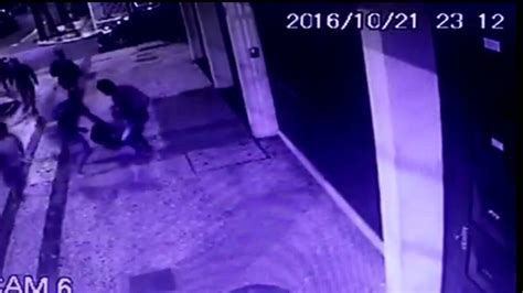 Vídeo mostra mulher sendo agredida por bandidos durante assalto na Zona