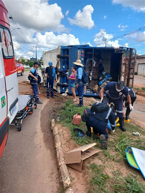Caminhão de lixo tomba em via e deixa três garis feridos na capital do