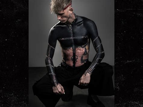 Machine Gun Kelly Estreia Tatuagem De Blackout Na Parte Superior Do
