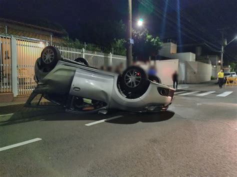 Carro capota depois de batida na região do Tiro de Guerra São Carlos