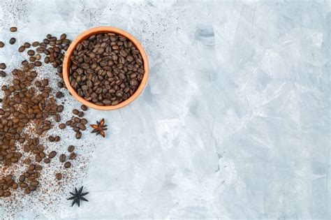 Vue De Dessus Des Grains De Café Dans Un Bol Avec Des épices Sur Fond