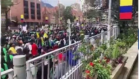 Menores en las marchas a favor de Petro Vídeo Dailymotion