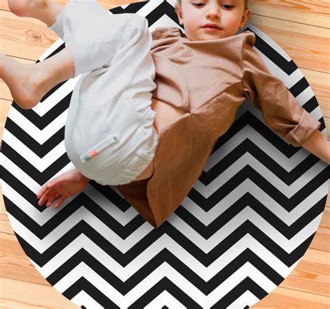 Alfombra vinilica redonda Líneas clásicas en zig zag en blanco y