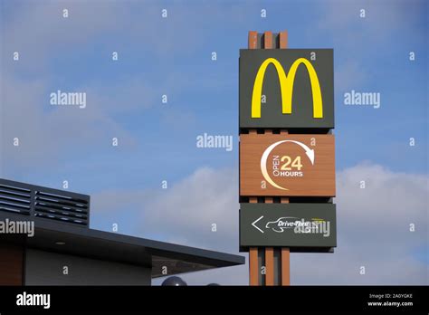 McDonald s signe le célèbre logo des arches d or ouvert 24 heures