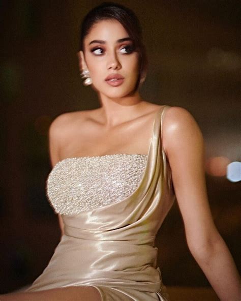 Kriti Sanon Malaika Arora And Janhvi Kapoor Flaunt Sensuous Legs In
