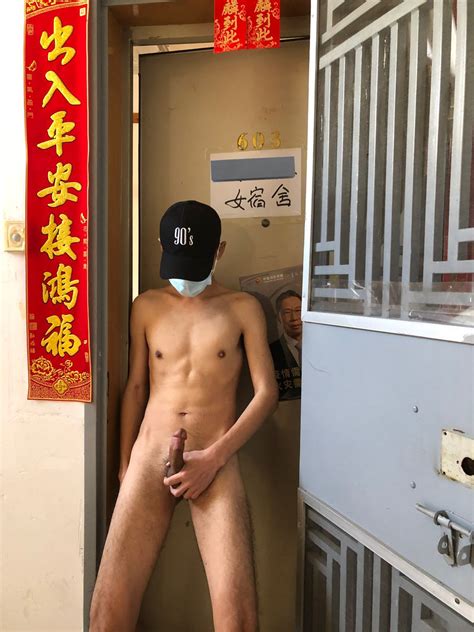 ENSH on Twitter 女生宿舍门口有全裸勃起的坏男人 野裸 暴露 露出 户外 楼道露出