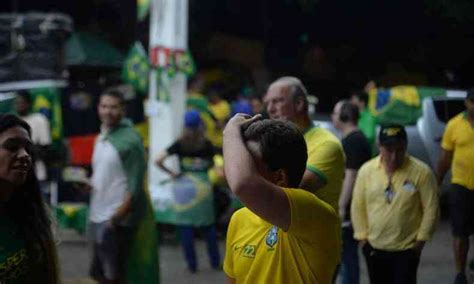 Bolsonaristas acompanham a apuração na Praça da Liberdade e no QG