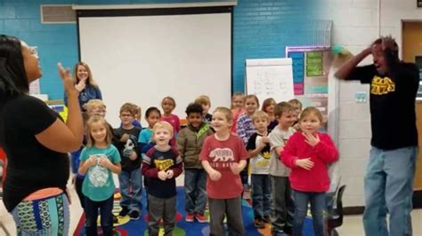 Niños aprenden lenguaje de señas para cantarle a conserje sordo