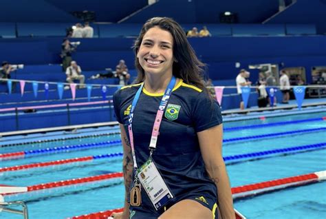 Ana Carolina Vieira atleta da natação é expulsa da delegação