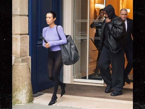 A esposa de Kanye West Bianca tenta cuidar de uma bibliotecária sexy