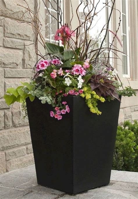 Beautiful Summer Container Garden Flower Ideas 06 LOVAHOMY