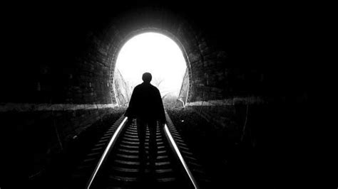 Científicos revelan qué significa la luz al final del túnel en