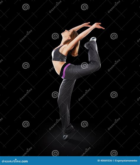 Bailarín De La Mujer Que Baila La Danza Moderna Salto En Un Negro Foto