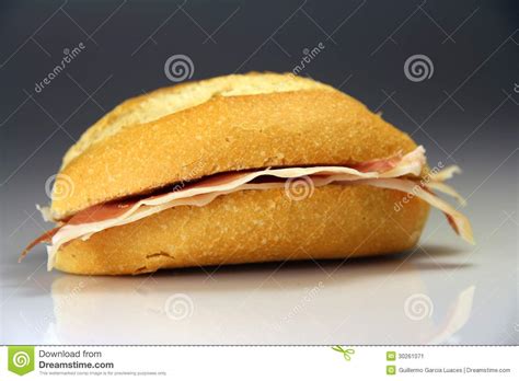 Pan Típico De España Del Bocadillo Con El Jamón De Serrano Imagen de