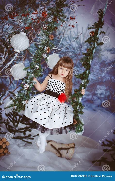 Petite Fille S Asseyant Sur Une Oscillation Photo Stock Image Du