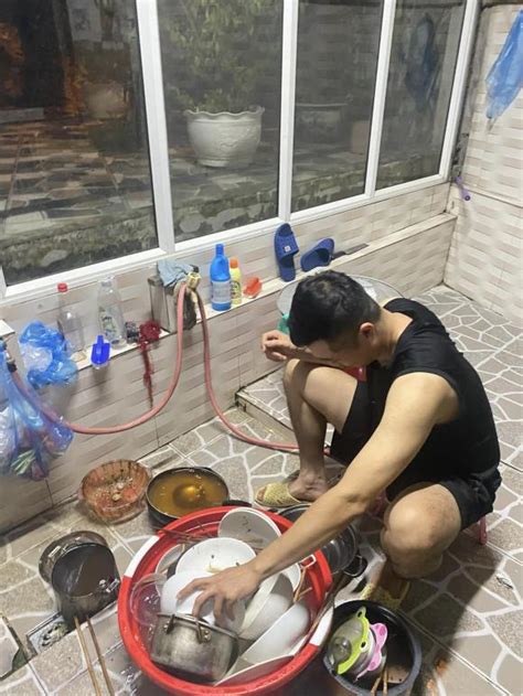 Khoe bạn thân đẹp trai lại đảm đang nhưng lấy phải vợ lười như hủi cô