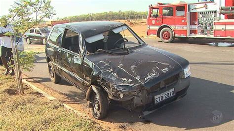 Carro capota após bater em traseira de veículo em Ribeirão Preto SP