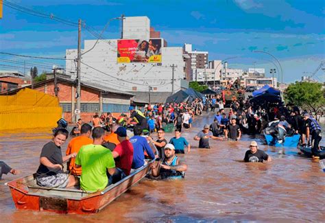 Unas catastróficas inundaciones dejan al menos 100 muertos y miles de