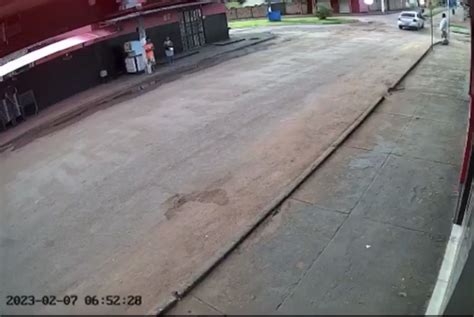 Cenas fortes vídeo mostra exato momento em que carro acerta bicicleta