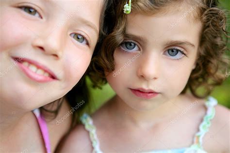 Portrait rapproché de deux petites filles sœurs image libre de droit