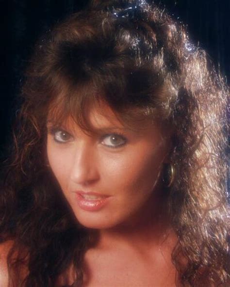 Femme cougar de 38 ans cherche JH viril pour baise à plusieurs Profil