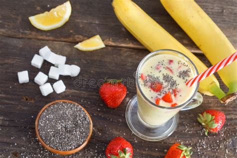 Smoothie Hecho En Casa De La Fruta Con El Pl Tano Las Fresas Y La