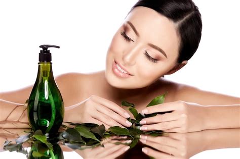 Hermosa chica con cabello castaño arreglado detrás piel limpia y