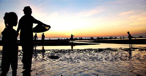 Phân tích hình tượng người đàn bà làng chài trong Chiếc Thuyền Ngoài xa