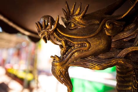 La figura forjada de una escultura de dragón alado en el culto del