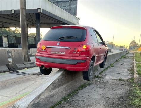 Motorista perde controle de veículo e sobe em mureta da praça de