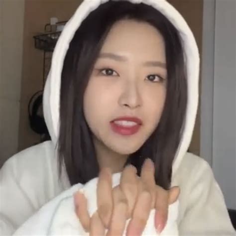 Olivia Hye Son Hyeju Loona Lq Icon Vlive 220218 In 2022 Olivia Hye