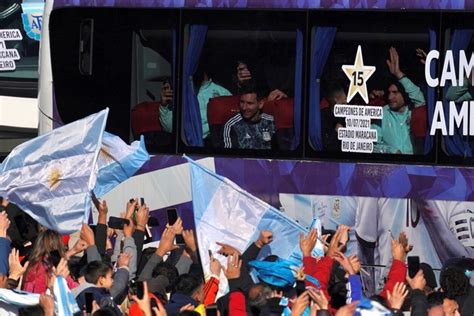 Miles de personas recibieron a la Selección argentina en Ezeiza