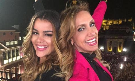 Lili Estefan Y Clarissa Molina Posan En Traje De Ba O
